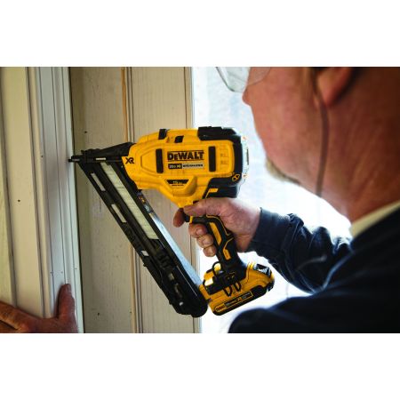 Bomgaars DEWALT Angled Finish Nailer Kit 20V MAX XR 15 Gauge Finish Nailers